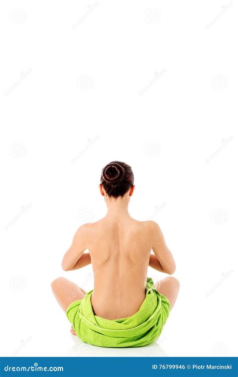 Jonge Naakte Vrouw Met Handdoek Het Praktizeren Yoga Op Wit Wordt Geïsoleerd Stock Foto