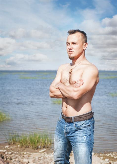 Gut Aussehender Mann Mit Dem Nackten Torso Der Im Meer Steht Stockbild Bild Von Baumuster