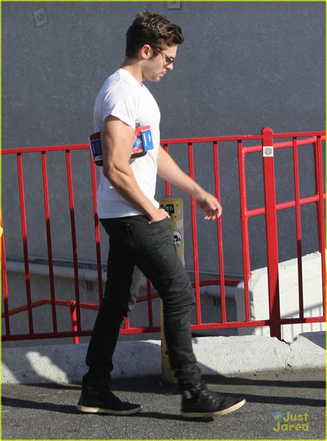 Full Sized Photo Of Zac Efron Tight Tee Barefoot Friend 02 Zac Efron