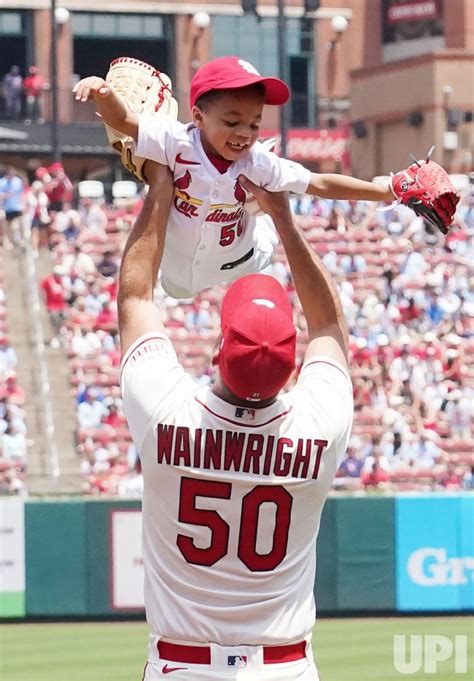Photo Adam Wainwright Lifts Son Caleb Slp2023061002