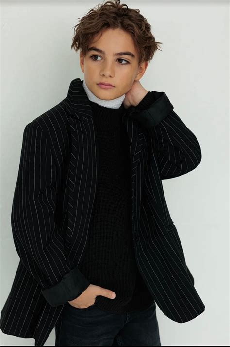 Height 154cm 5 0½ Shoe 38 Eu 6 Us 5 Uk Hair Brown Eyes Brown