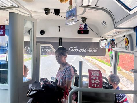 广安：坐上公交车 跨省去串门 四川在线