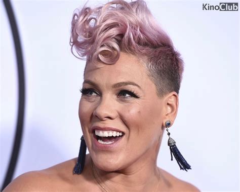 Фанатка Пинк начала рожать прямо на концерте своей любимой певицы У