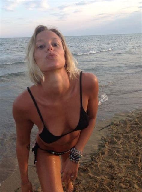 Federica Pellegrini Da Twitterfoto Di Lei In Bikini Il Vicolo Delle News