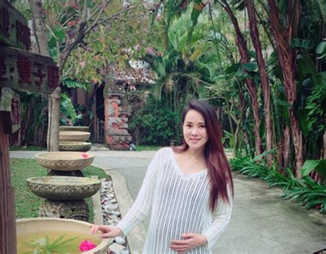 伊能静穿蕾丝装 挺大肚孕味足