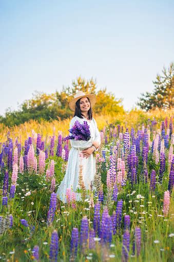 Potret Wanita Muda Yang Menarik Dalam Gaun Dan Topi Jerami Memegang
