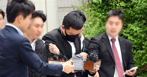 포토 호송차로 향하는 김호중 소속사의 전 모 본부장