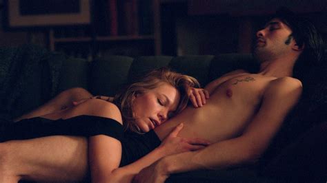 Prone Bone Und Hähnchen Stellung Unsere Expertin Hat Vier Neue Sex Positionen Für Sie Gq Germany