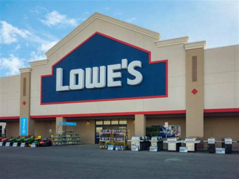 Low 羅威 Lowes Gains After Joining Home Depot In Backing Full Year