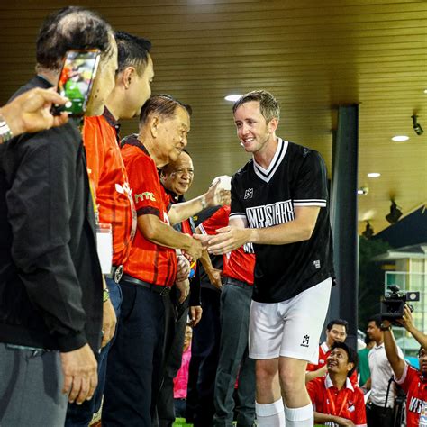 Nathan Bartling มือขวาถือถ้วย ซ้ายมือประธานรัฐสภา เป็นเกียรติที่ได้ร่วมงานกับท่าน 🙏🏻🙏🏻 Instagram