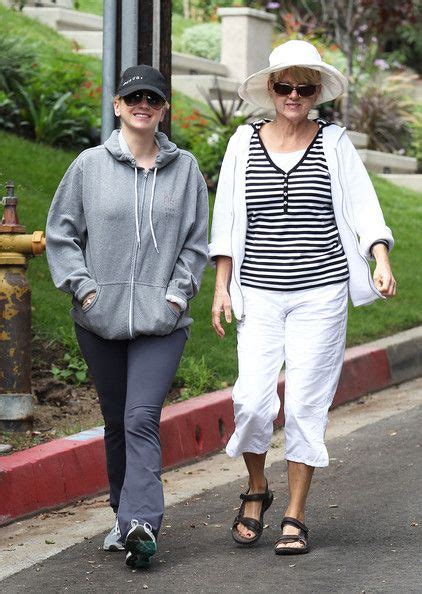 Anna Faris Stroll With Her Mom Karen Through The Hollywood Hills