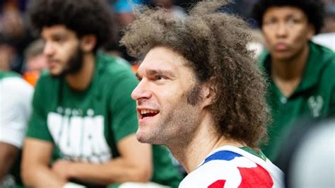 Look Robin Lopez Sits Courtside Reads A Book During Bucks Game After