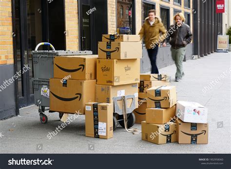 2429 Imágenes De Amazon Parcel Box Imágenes Fotos Y Vectores De