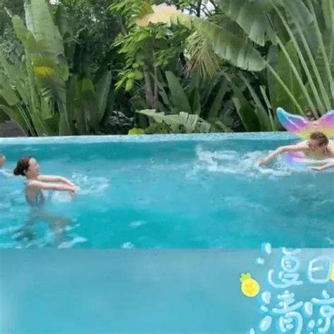 40岁李小璐泳池中与人嬉闹，穿泳装秀好身材，落水后素颜模样大变网友教育女儿