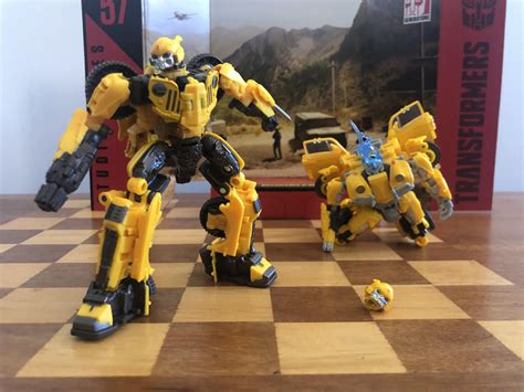 Bumblebee Vs Blitzwing Bumblebee Vs Bumblebee R Transformers