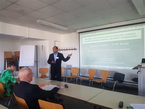 Making A Presentation On Globalization To Ecolo Economization At The