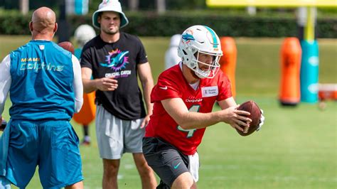 Dolphins Are Shopping For A Qb After Losing Cj Beathard To Jaguars Miami Herald