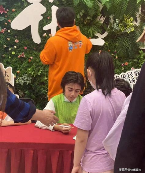 刘烨混血儿子罕见露面！模样帅气有型气质佳，可五官不太像爸爸