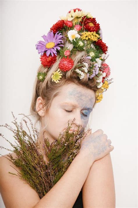 Una Mujer Joven Con Las Flores En Su Cabeza Y Manos Imagen De La