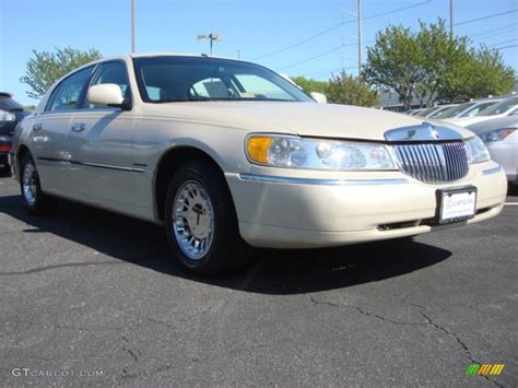 2000 Ivory Parchment Pearl Tri Coat Lincoln Town Car Cartier 63780304