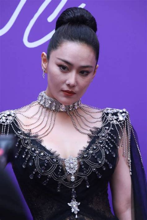 张馨予gq盛典生图曝光！穿闪钻透视裙登场霸气十足 Nestia