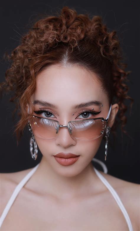 Booking Ca Sĩ Emily