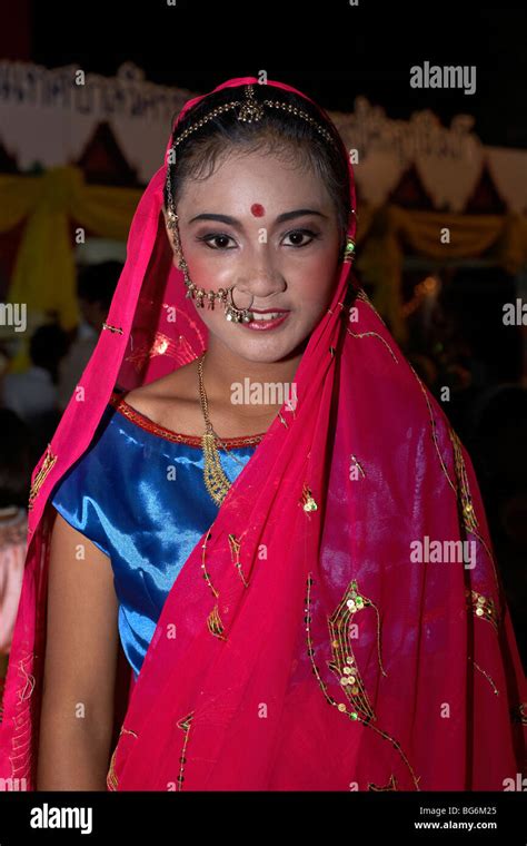 Traditioneller Indischer Sari Stockfotos Und Bilder Kaufen Alamy