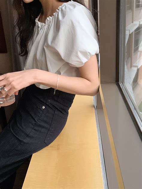 인아워 모네 셔링 블라우스