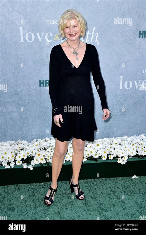 Beth Broderick Bei Der Premiere Des Hbo Max Streamingserie Love