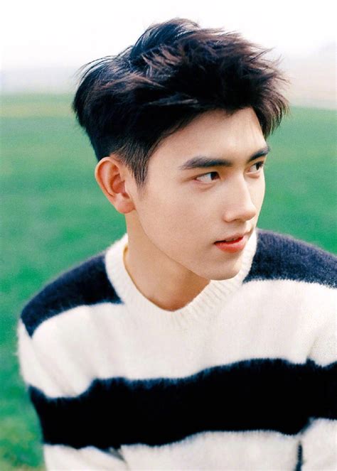 曝陈凯歌陈红年轻旧照 陈飞宇继承父母优点 青岛新闻网