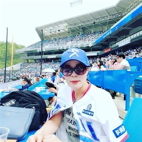 들꽃마을 노오랗게 익은 벼 탐스런 벼 이삭 감나무 가지가지마다 주렁주렁 매달린 빨간 감 가을은 단지 떠나는 계절이 아닌 거둬들이는 계절이다