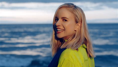 Wie Julia Engelmanns Gedichte Entstehen Aponetde