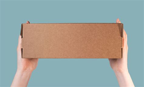 갈색 크래프트 판지 상자를 들고 손 판지 포장 모형 직사각형 모양의 포스트 순서 갈색에 대한 스톡 사진 및 기타 이미지 갈색 공란 공예 Istock