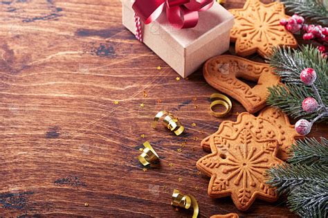 圣诞冷杉树枝，圣诞球，圣诞姜饼，礼盒，雪花和星星在旧的木制背景上作圣诞问候。选择性聚焦，复制空间。圣