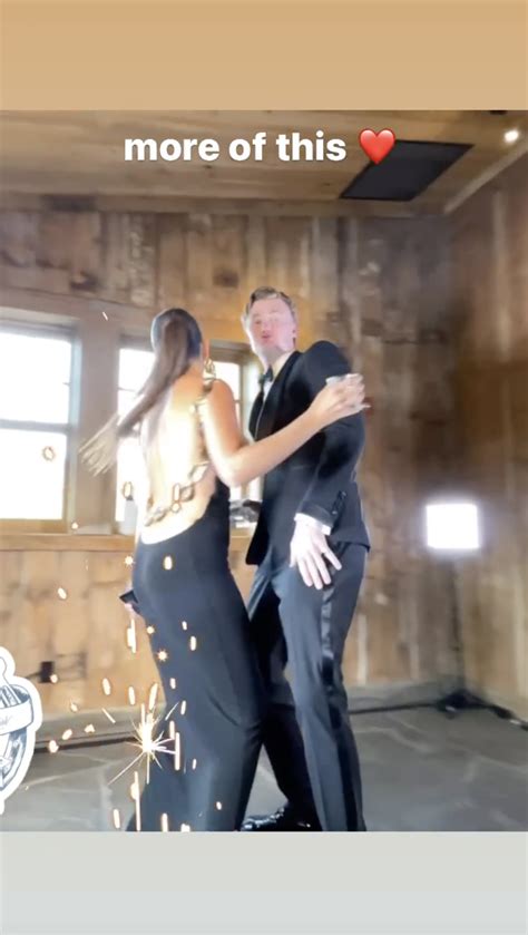 Kelly Ripas Daughter Lola Consuelos Stuns In Backless Black Dress As