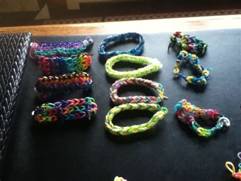Look At All These Cool Braclets Rainbow Loom Braclets Diy Jewelry