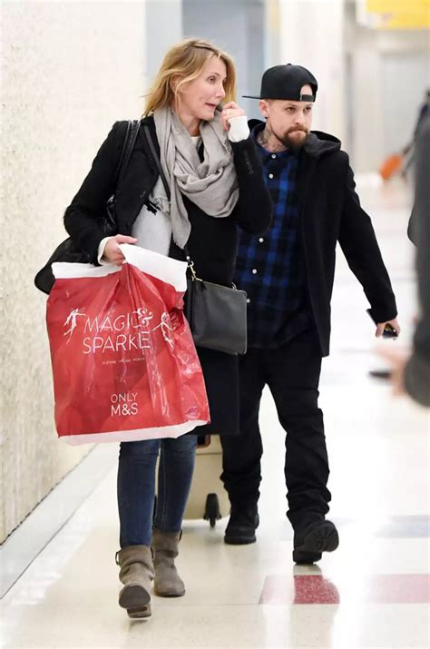 Cameron Diaz Y Su Nuevo Esposo Regalan Romántico Beso A La Kiss Camand39