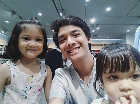 Potret Baskara Mahendra Model Video Klip Maliq And Dessential