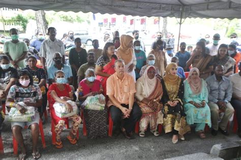 Anuar Ibrahim Agih 150 Beg Barangan Asas Kosmo Digital