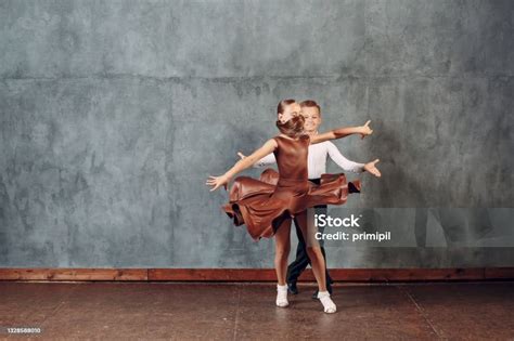 Foto De Casal De Jovens E Menina Dançando Em Baile De Baile Dança Samba