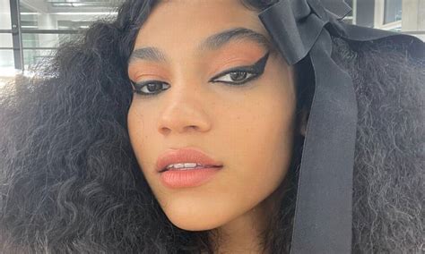 Conheça Raynara Negrine A Top Model Brasileira De 18 Anos Que é
