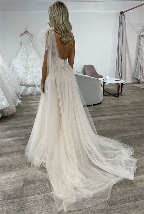 Berta Muse 19 146 Sample Wedding Dress Save 41 Stillwhite