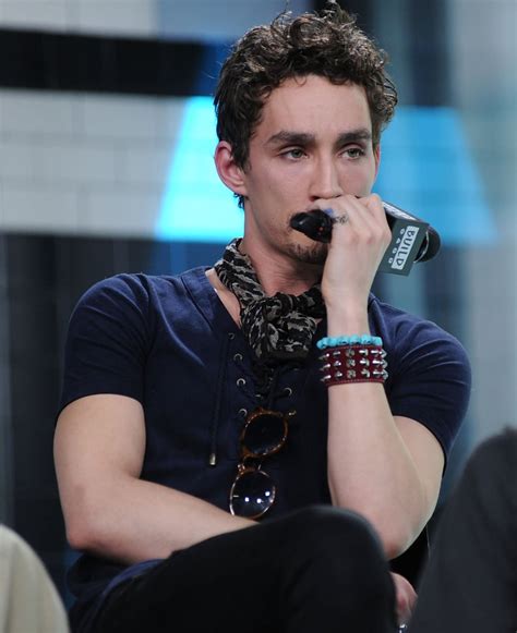 See The Umbrella Academys Robert Sheehans Hottest Photos Ps Celebrity