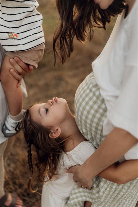 Gratis Momen Mengharukan Bersama Keluarga Di Luar Ruangan Saat Seorang