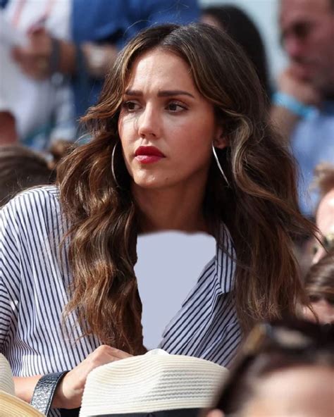 زن نامرئی چهار شگفت انگیز انگار با دخترش دوقلو استجسیکا آلبا ۴۲ ساله همسن دخترش به نظر میرسد