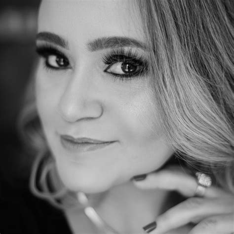 Paula Peres — Bio Site