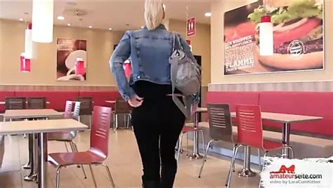 Freundin Will Im Fast Food Restaurant Blasen Und Frisst Sperma Vom