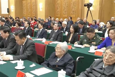 毛主席的大女儿李敏也老了，都88岁了，侄儿侄媳妇坐在她身后毛泽东思想刘滨传承