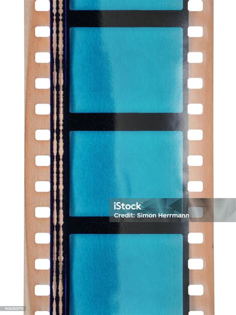 음파와 흰색 배경에 비어 있거나 빈 프레임이있는 실제 35mm 영화 필름 스트립 스캔 카메라 필름에 대한 스톡 사진 및 기타 이미지 카메라 필름 필름 릴 제거
