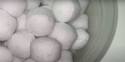 Does Moth Balls Keep Roaches Away